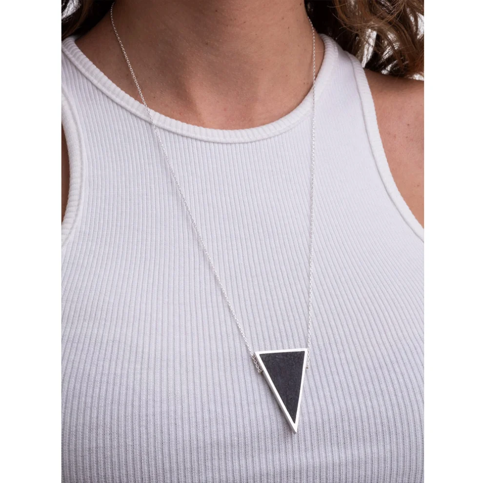 Merlon - Matar Necklace Black | hipicon