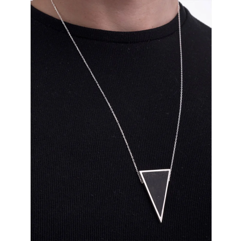 Merlon - Matar Necklace Black | hipicon