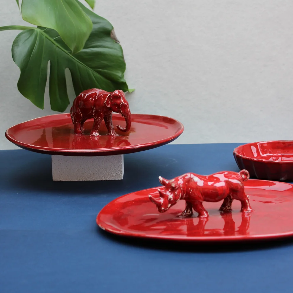 GA Ceramic - Rhino Figured Plate Red | hipicon