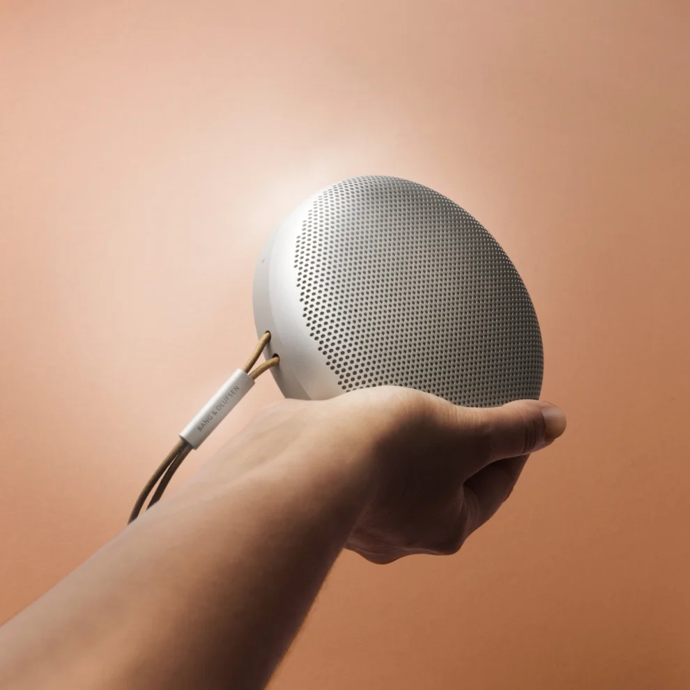 Bang & Olufsen - Smoky Beosound A1 2nd Generation Waterproof Bang & Olufsen - Smoky Beosound A1 2nd Generation Waterproof